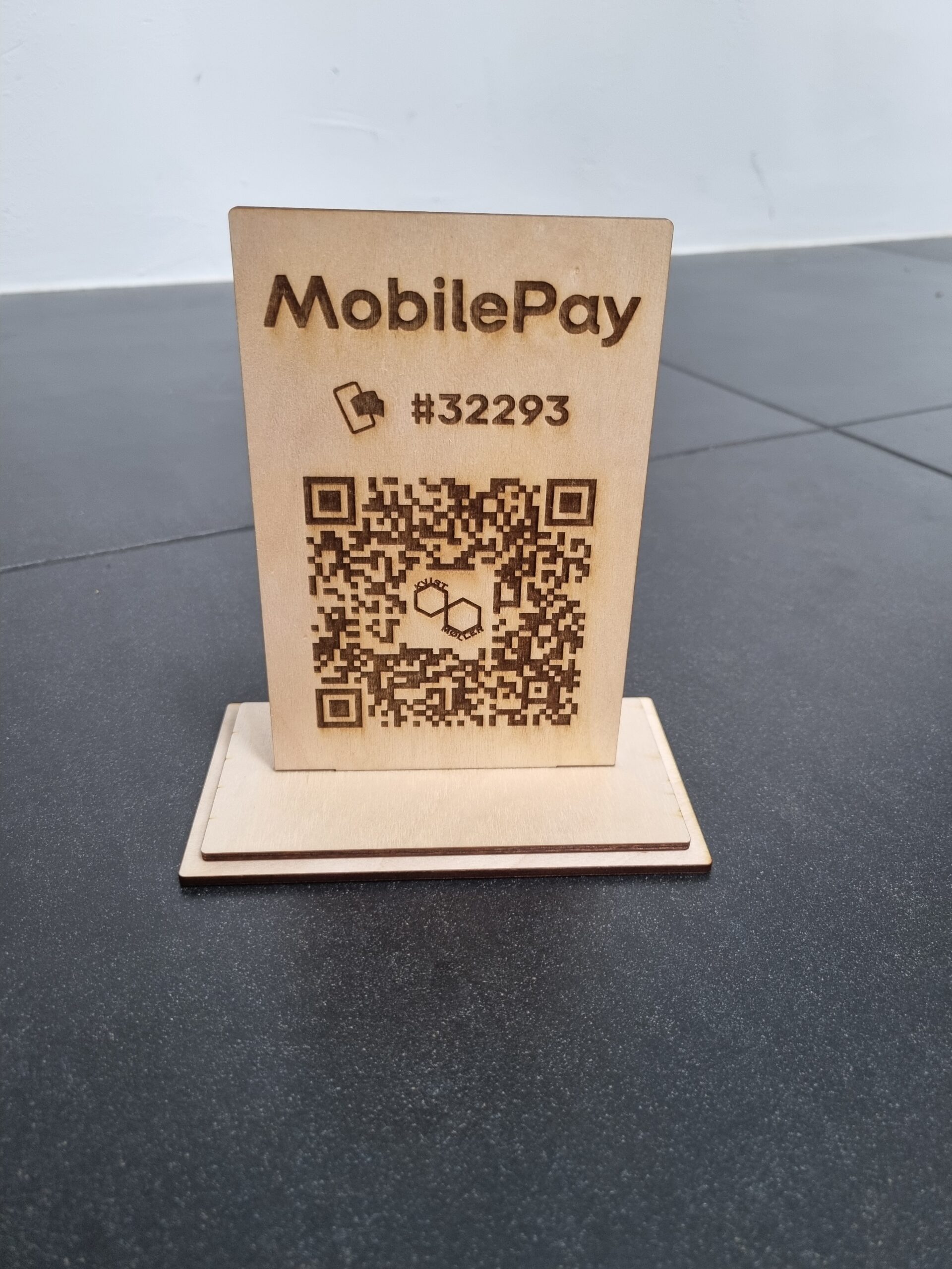 Skilt med din QR-kode til fx MobilePay - KVIST MØLLER